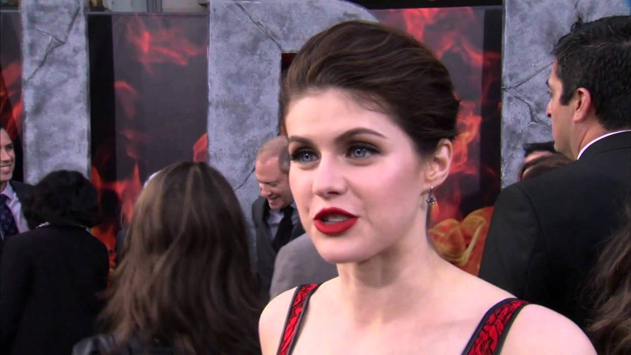 San Andreas: Alexandra Daddario "Blake" Red Carpet Movie Premiere ...