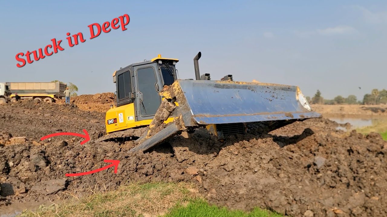 Incredible Professional Rescue 25Ton Bulldozer DH17C3 Stuck In Deep Mud ...