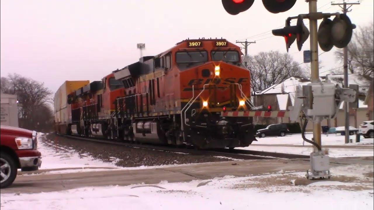 Racing Towards the Snow Storm!! BNSF CHCSSE6 Cuts thru Hinckley, IL Bound for Seattle!! - YouTube
