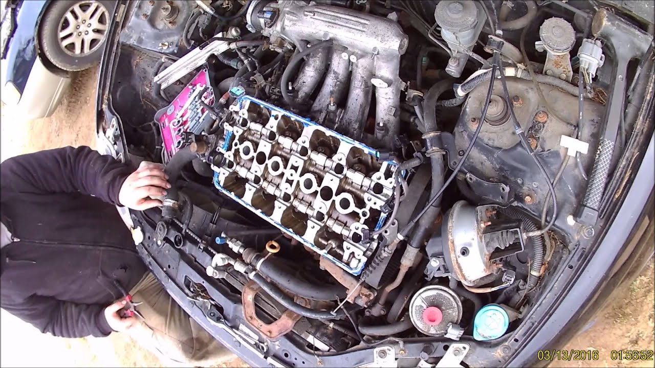 Disassembling a Honda B16A2 - YouTube