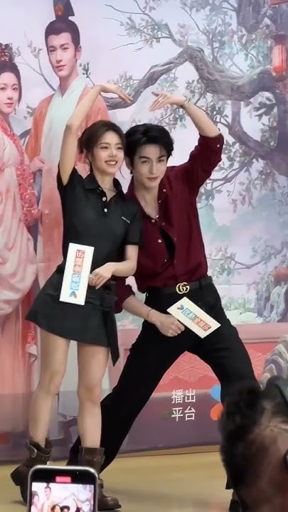 张凌赫 赵今麦 《度华年》演绎夫妻花式比心！ #现场 #花絮#张凌赫 #赵今麦 #度华年 - YouTube