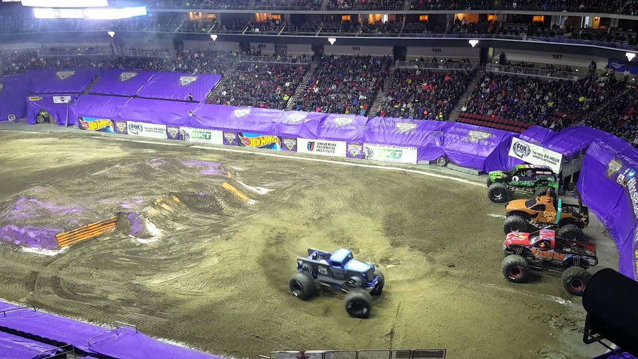 Des moines monster jam 2016 donuts - YouTube
