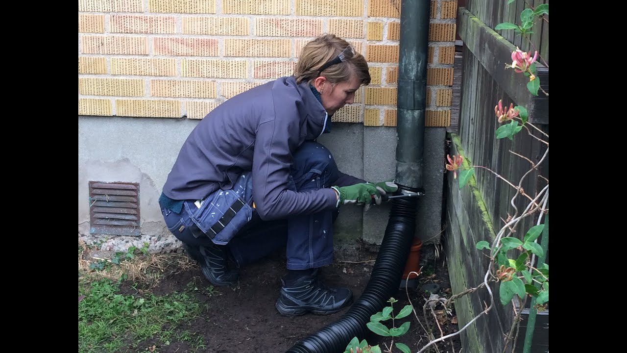 Led ut regnvatten i trädgården med flexibelt rör - YouTube