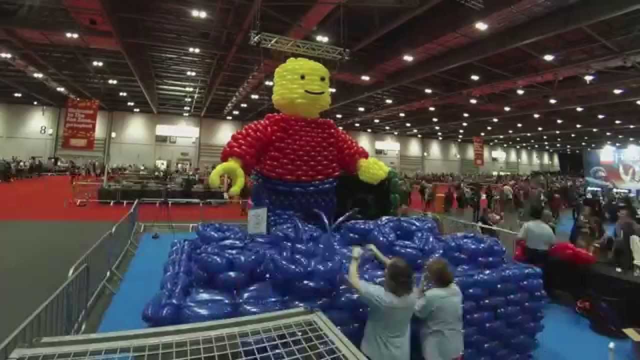 20 Foot Tall LEGO Minifigure Made Out of 4,000 Balloons!!! - YouTube