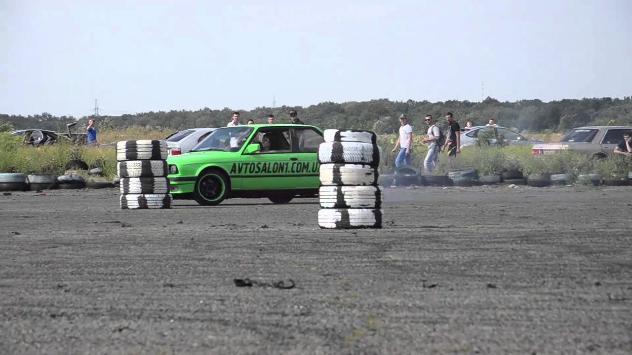 girls on BMW e30 burnout - YouTube