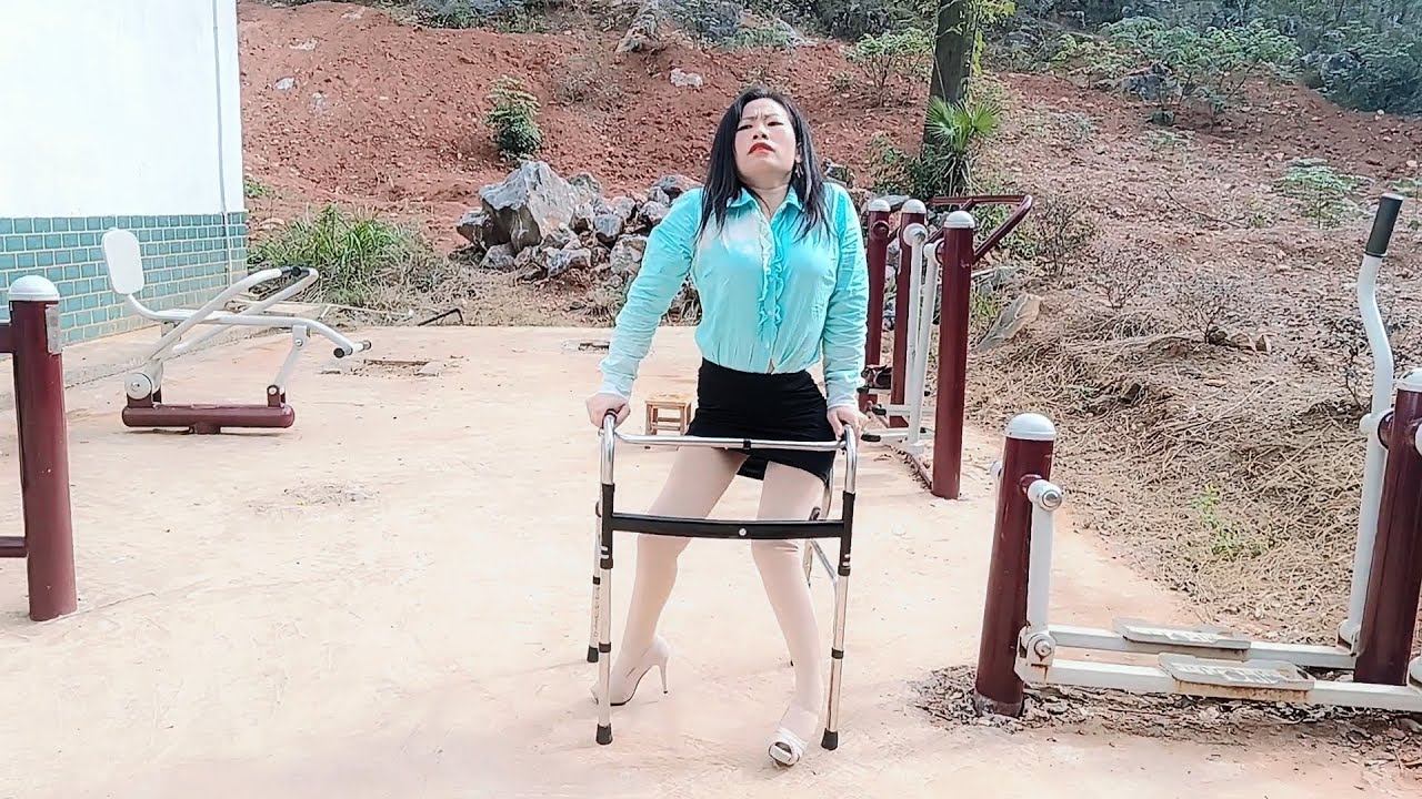 Susie Polio Lady Exercising On Exercise Equipment Youtube