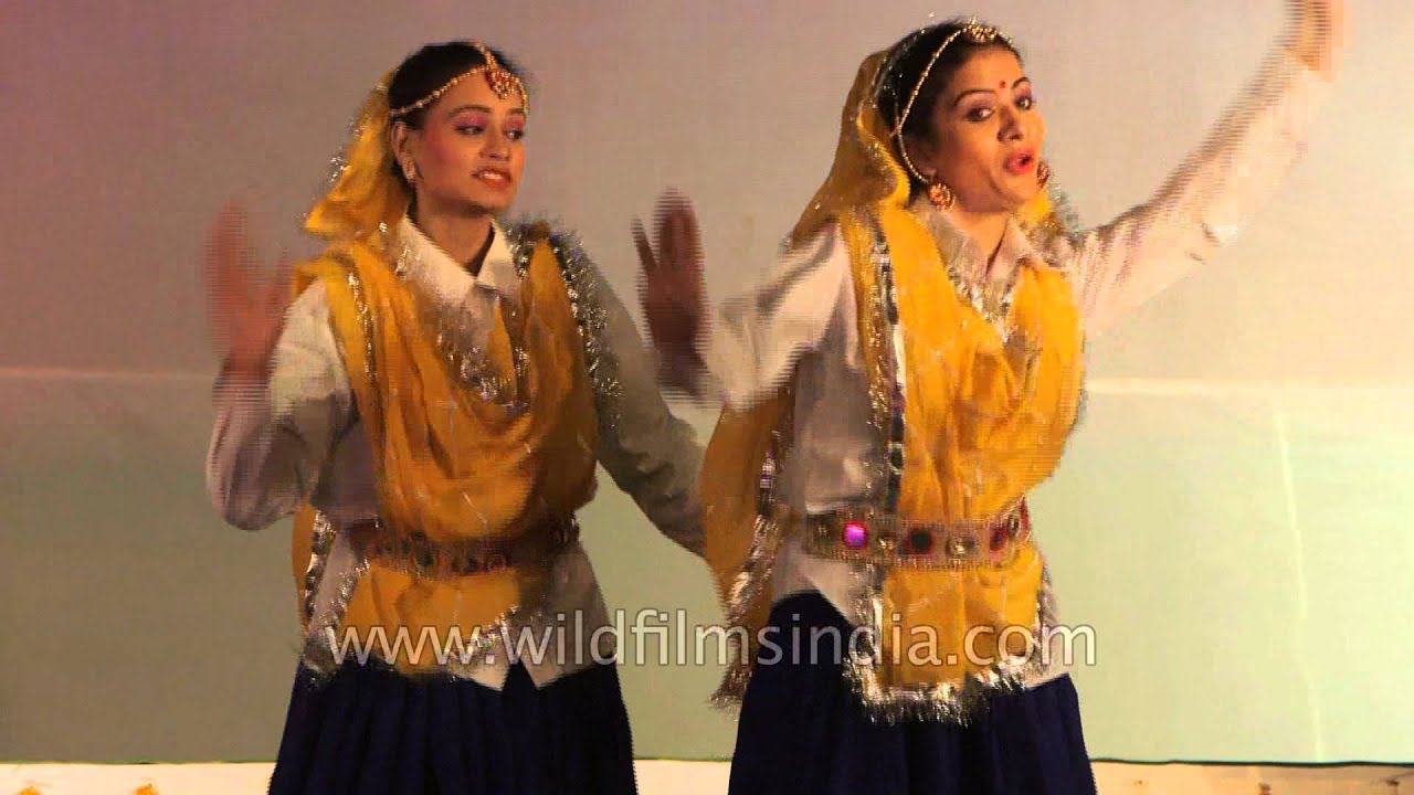 Haryanvi folk dancers perform at Phool Walon Ki Sair, Delhi - YouTube