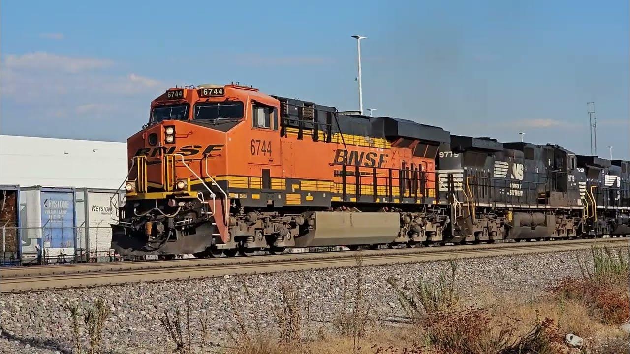 Eastbound BNSF Intermodal With Shiny Norfolk Southern Unit at Verdemont, CA 09/22/2024 - YouTube