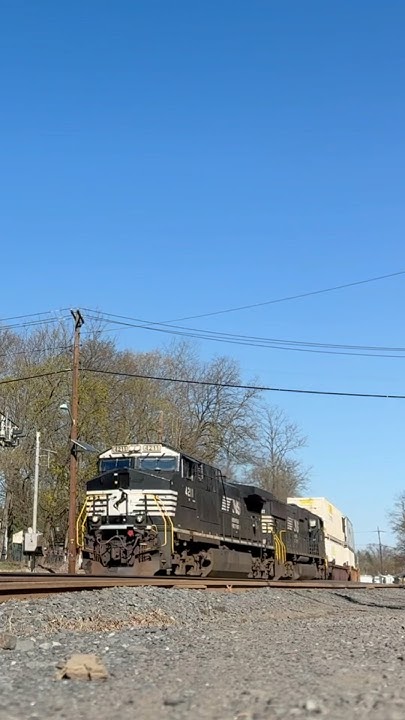 NS 4211 AC44C6M leads NS 23G through Piscataway,NJ with a friendly crew - YouTube