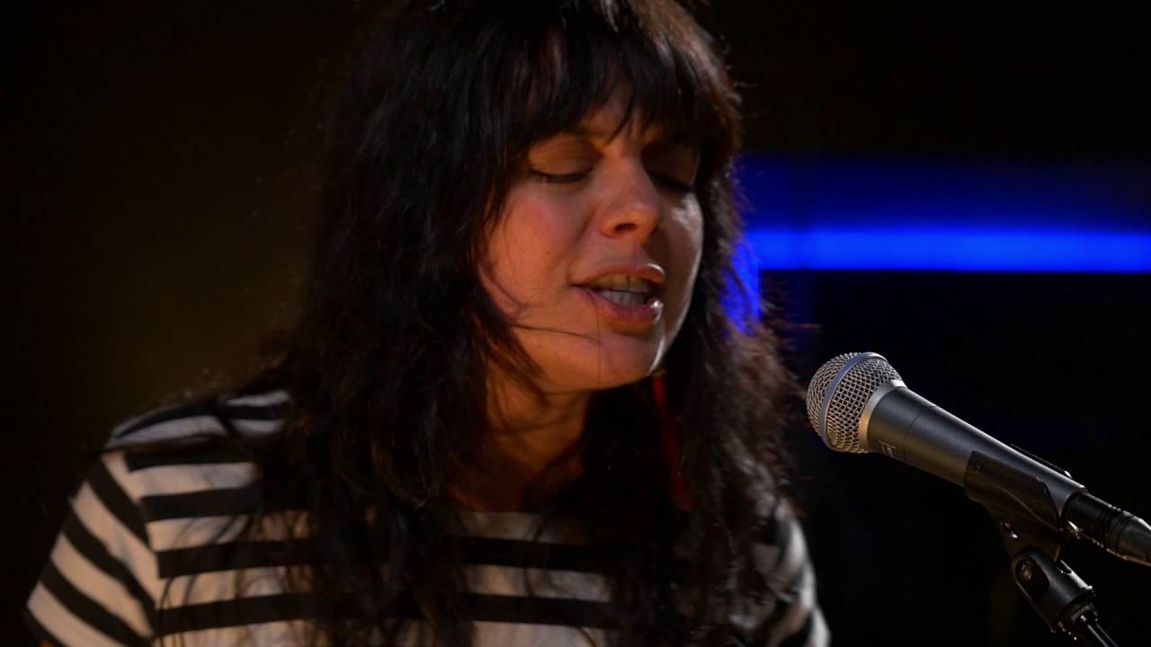 The Coathangers - Squeeki Tiki (Live on KEXP) - YouTube