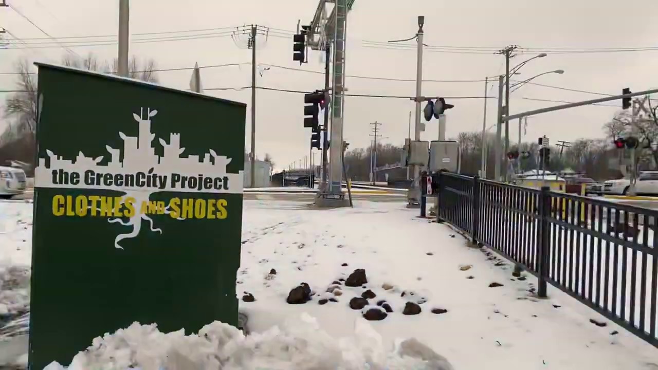 UP 2741 leads Amtrack 822 Braidwood IL - YouTube