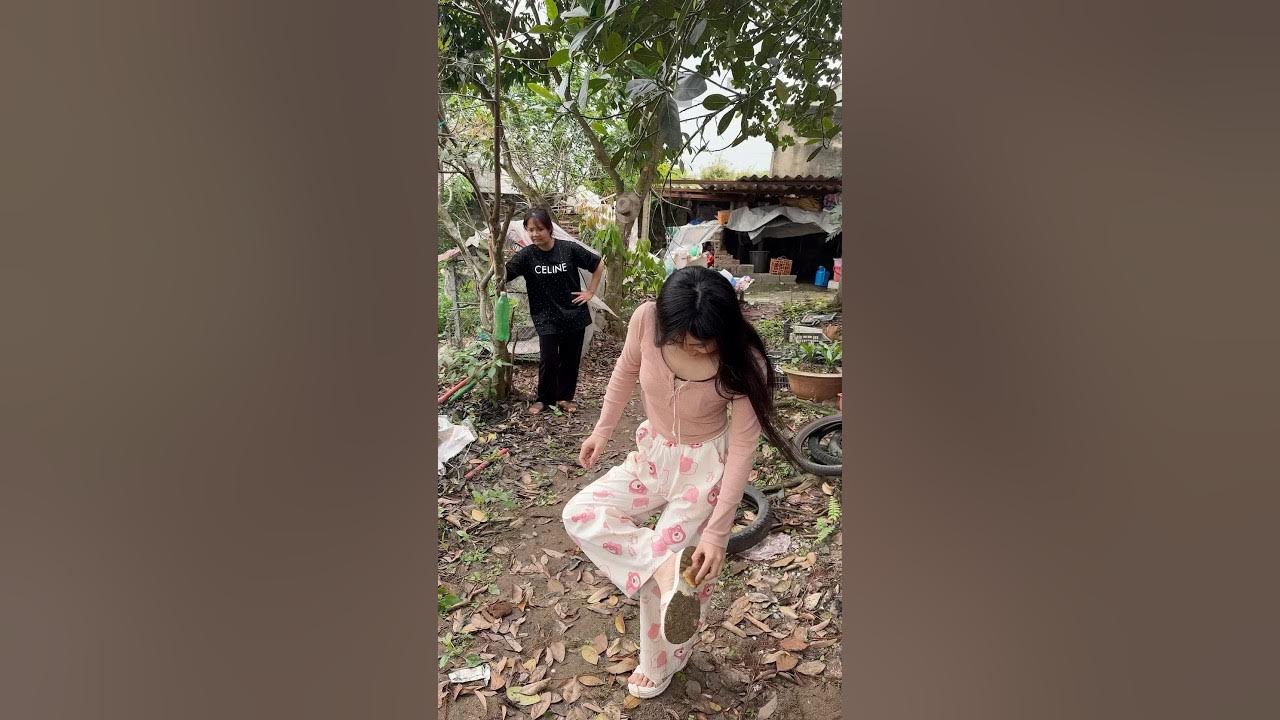 Cô gái xấu xa cho em bé tội nghiệp ăn bánh gấu bẩn😭😭😭#shorts#respect ...