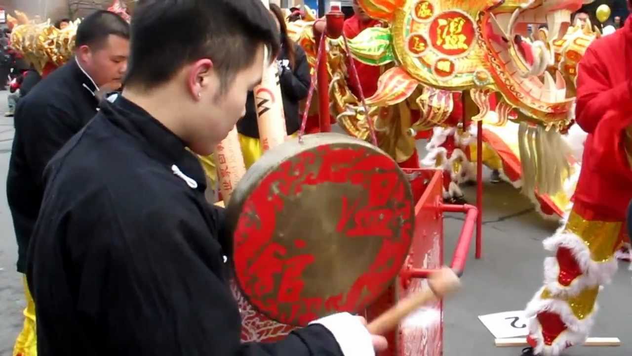 THE LION DANCE DRUMMING - Chinese Lunar New Year Parade 2013 - YouTube