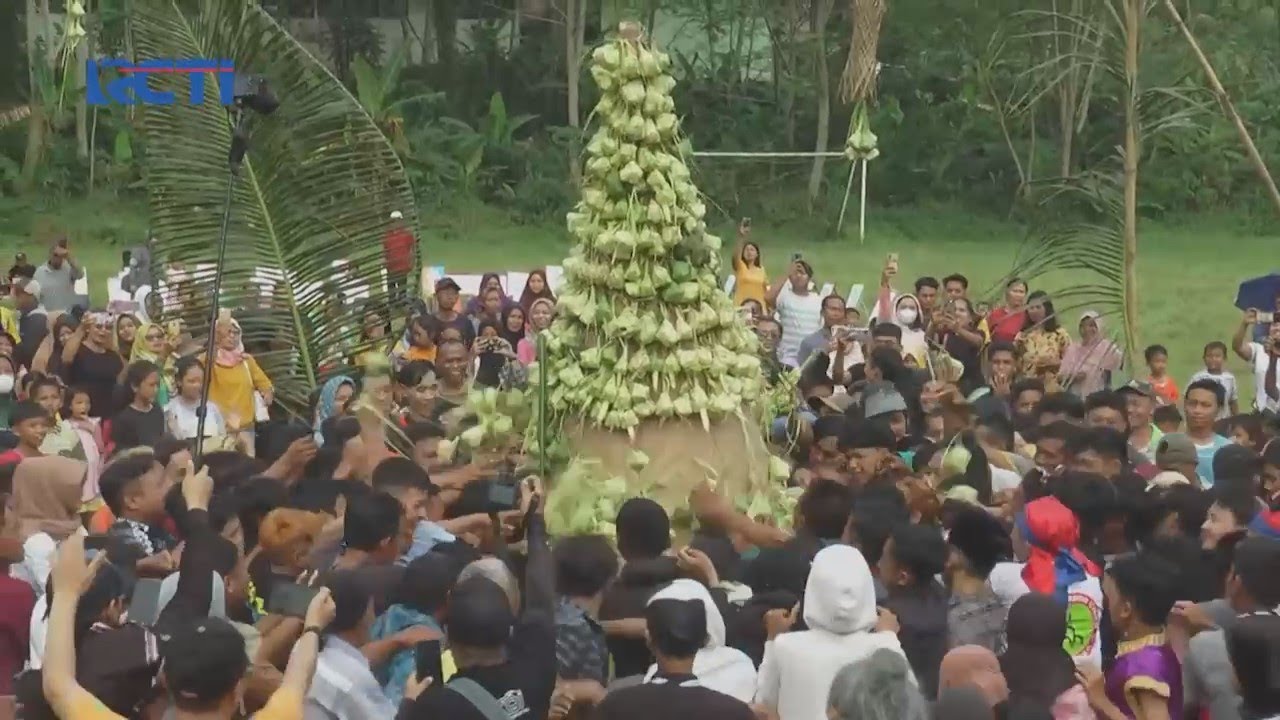 Ratusan Warga Magelang Berdesakan Berebut Ketupat Syawalan Berisikan ...