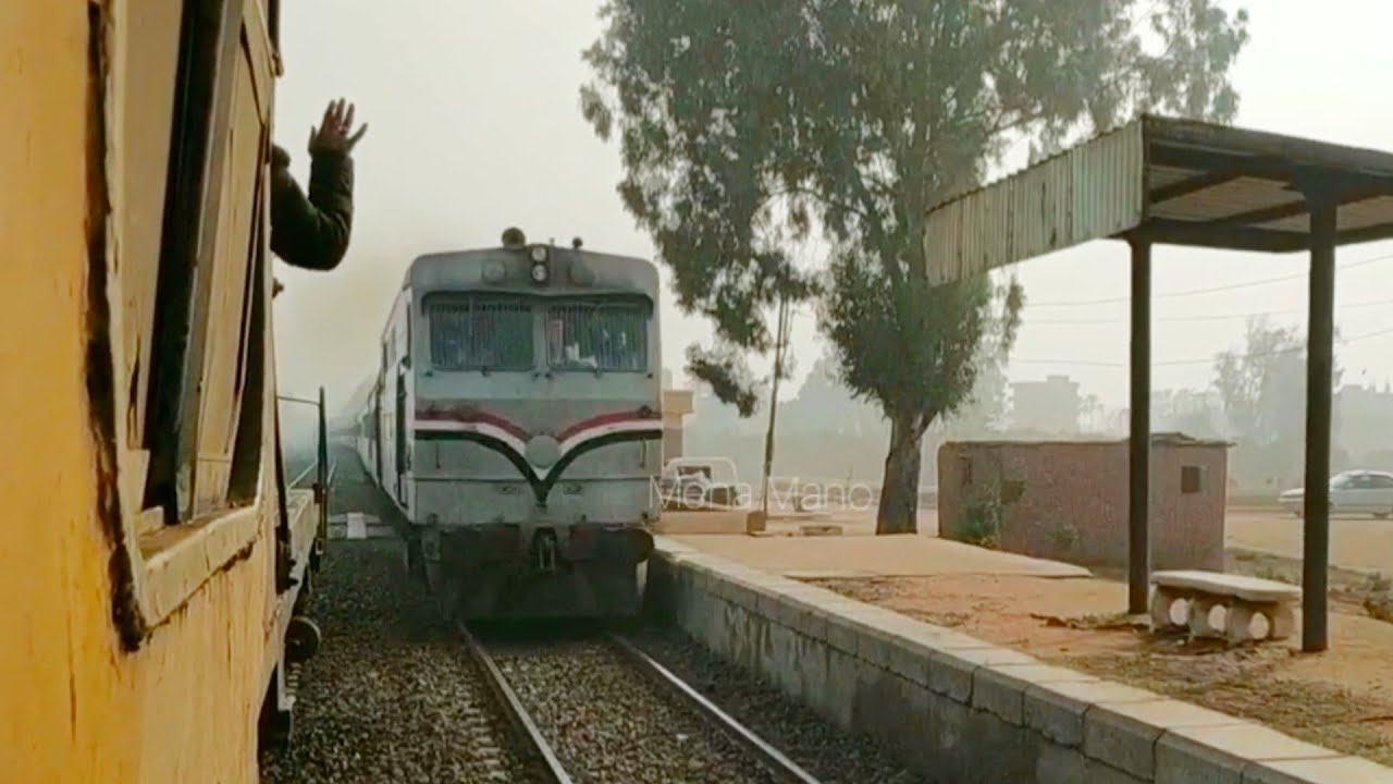 مرور و قيام قطارين في نفس الوقت Henschel AA22T VS G22W-Ac - YouTube