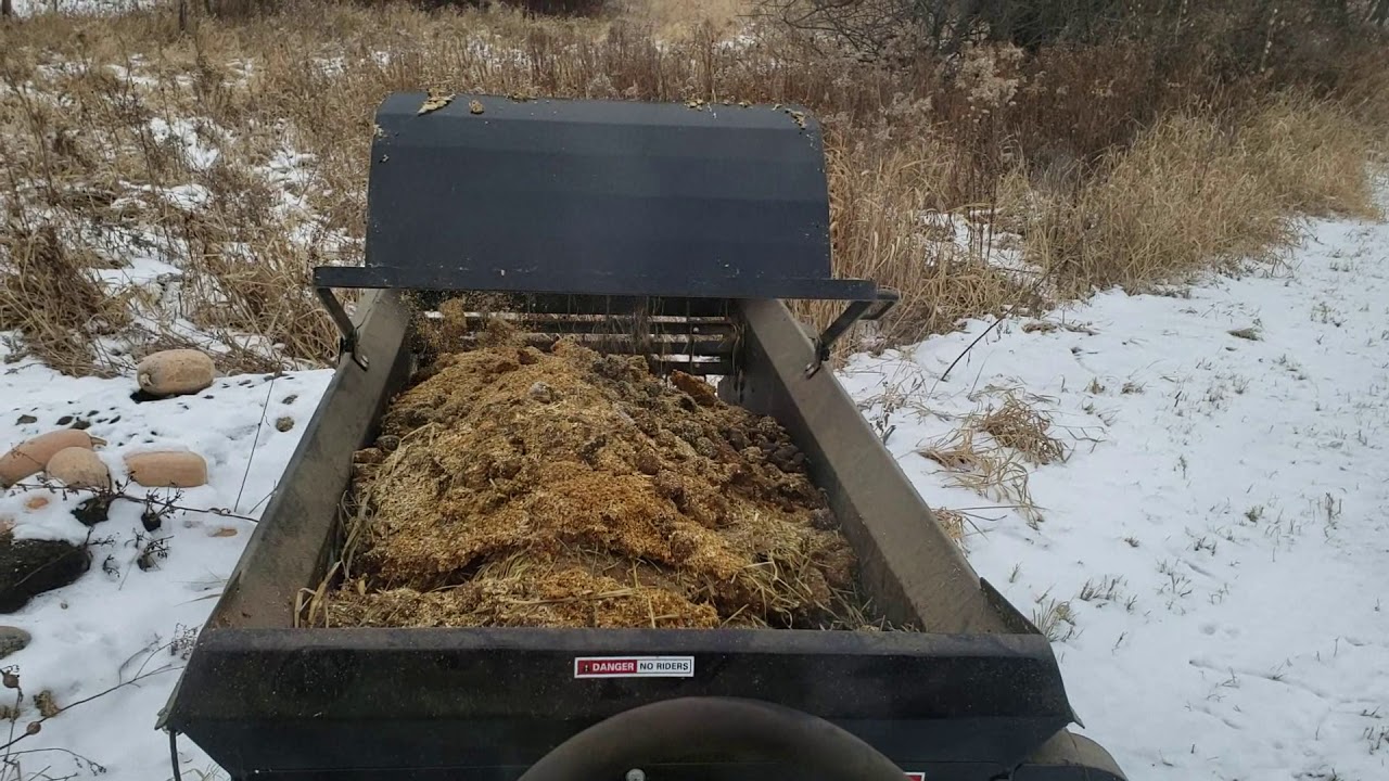 John Deere Hauling Manure on Homestead Farm - YouTube