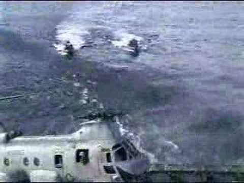 US-Navy CH-46 Sea Knight crashes while landing on USNS Pecos - YouTube