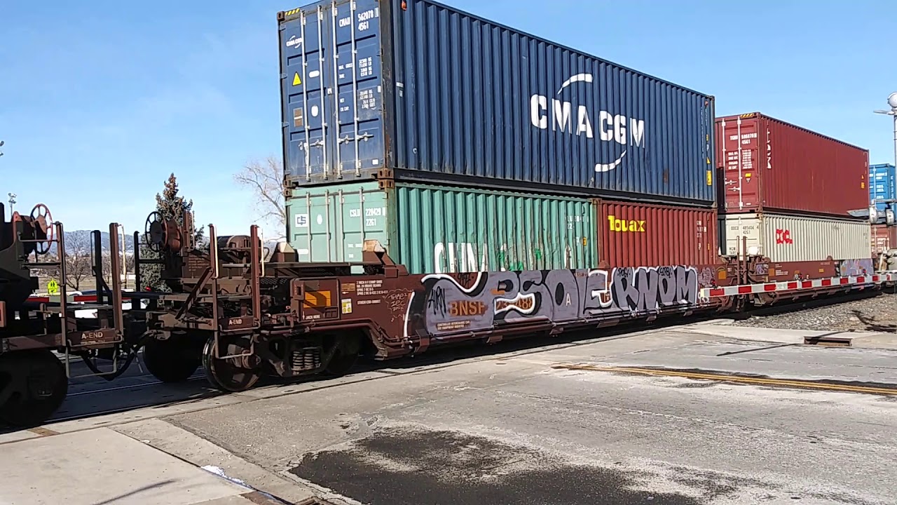 BNSF ES44C4 #8391 & BNSF ES44DC #7731 lead a northbound stack train. - YouTube