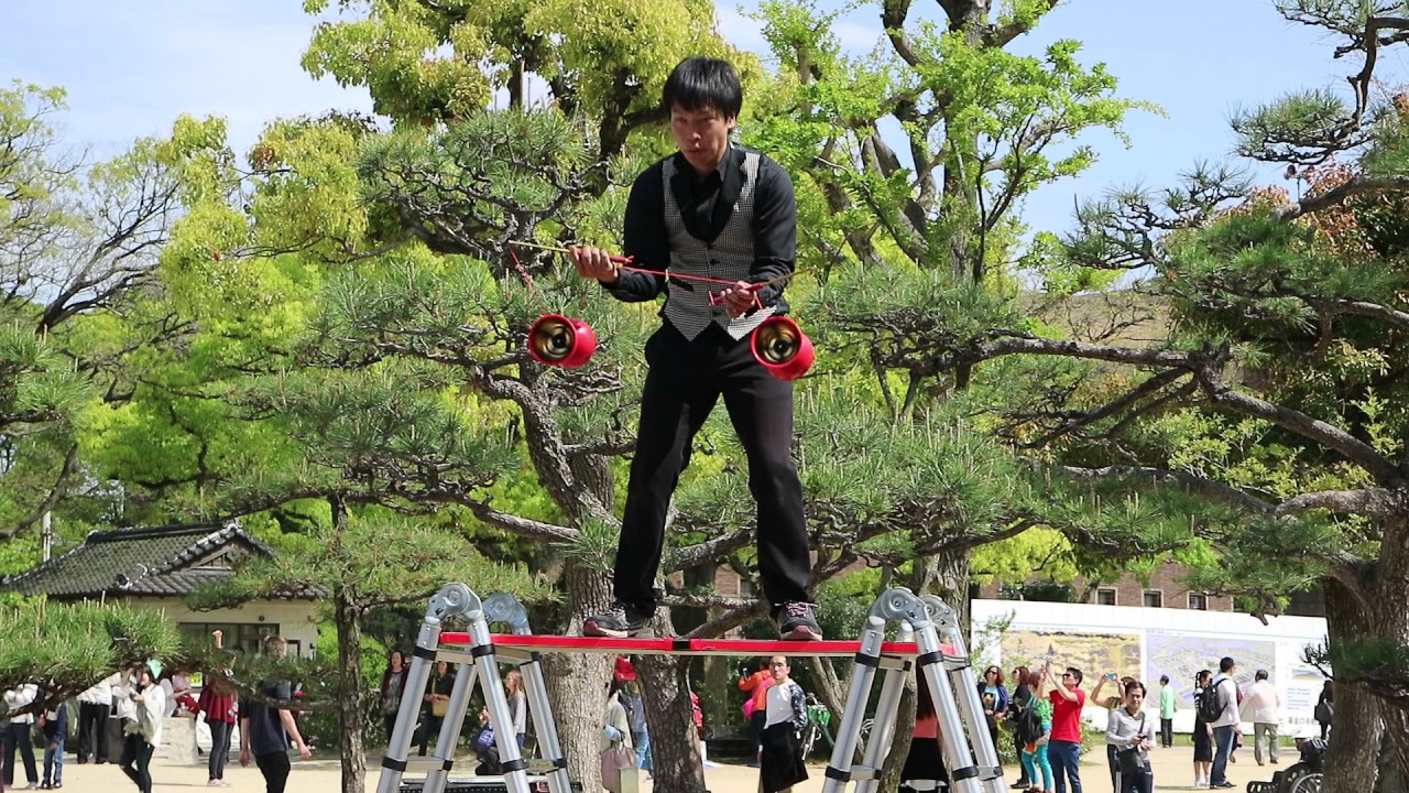 Diabolo is Chinese yo-yo in Osaka Japan. - YouTube