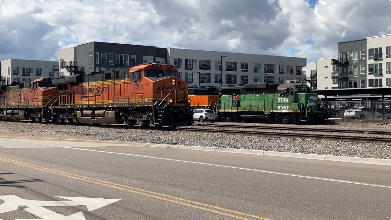 BNSF 7494 leads a bare-table intermodal by BNSF 2749 BN paint at Longmont depot - YouTube