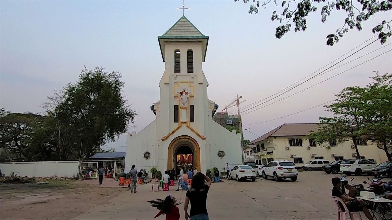 Laos | Vietnamese Catholic Church and Temple, Vientiane / ວຽງຈັນ (老挝 万象 ...