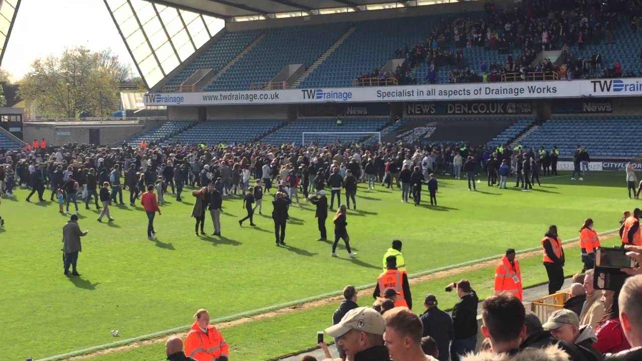 Pitch invasion MILLWALL v oldham last game of the season 30/4/16 - YouTube