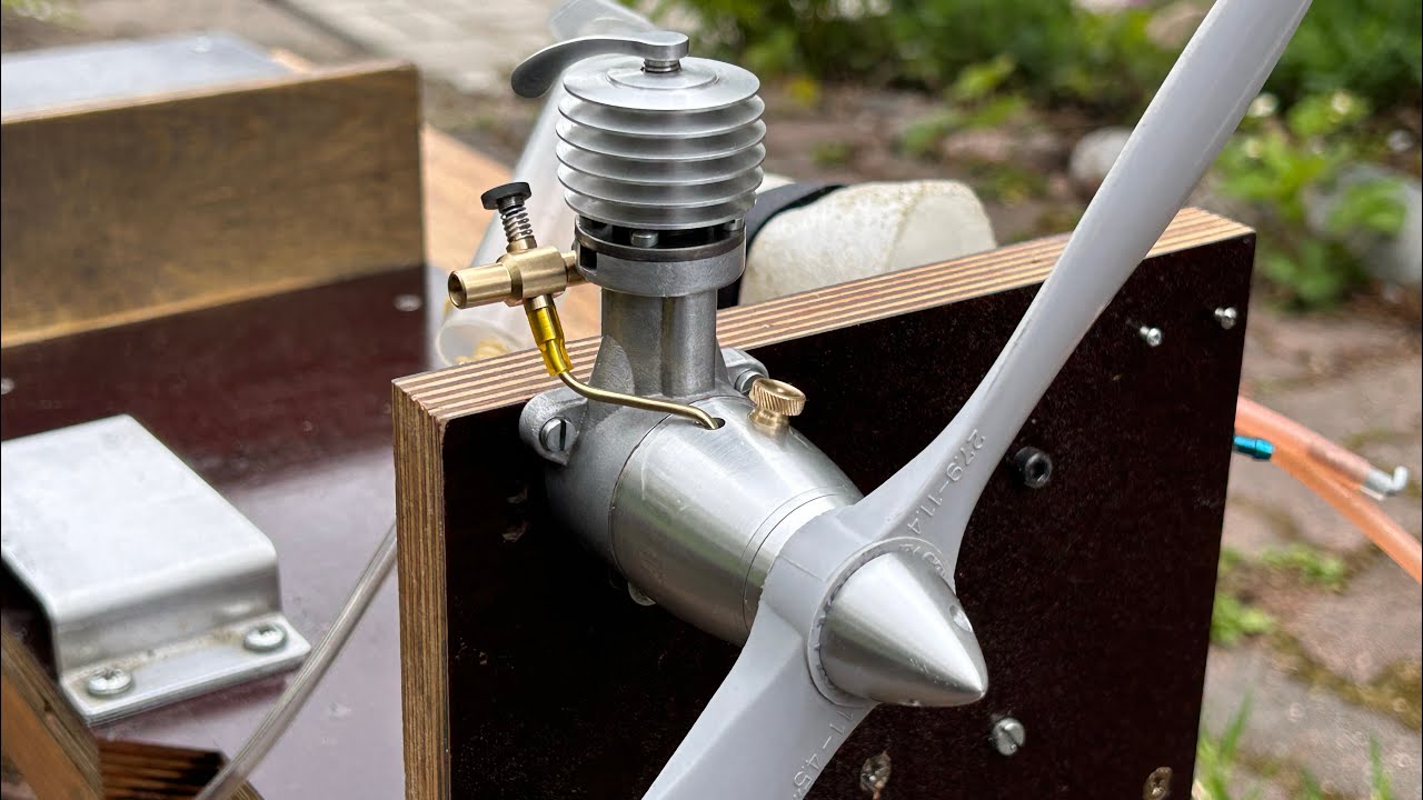 Antares 2cc model diesel engine - the very first runs - YouTube