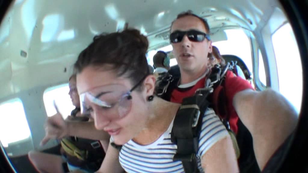 SKYDIVE MISSION BEACH MICHELLE CRON 21. SEPTEMBER 2011 - YouTube