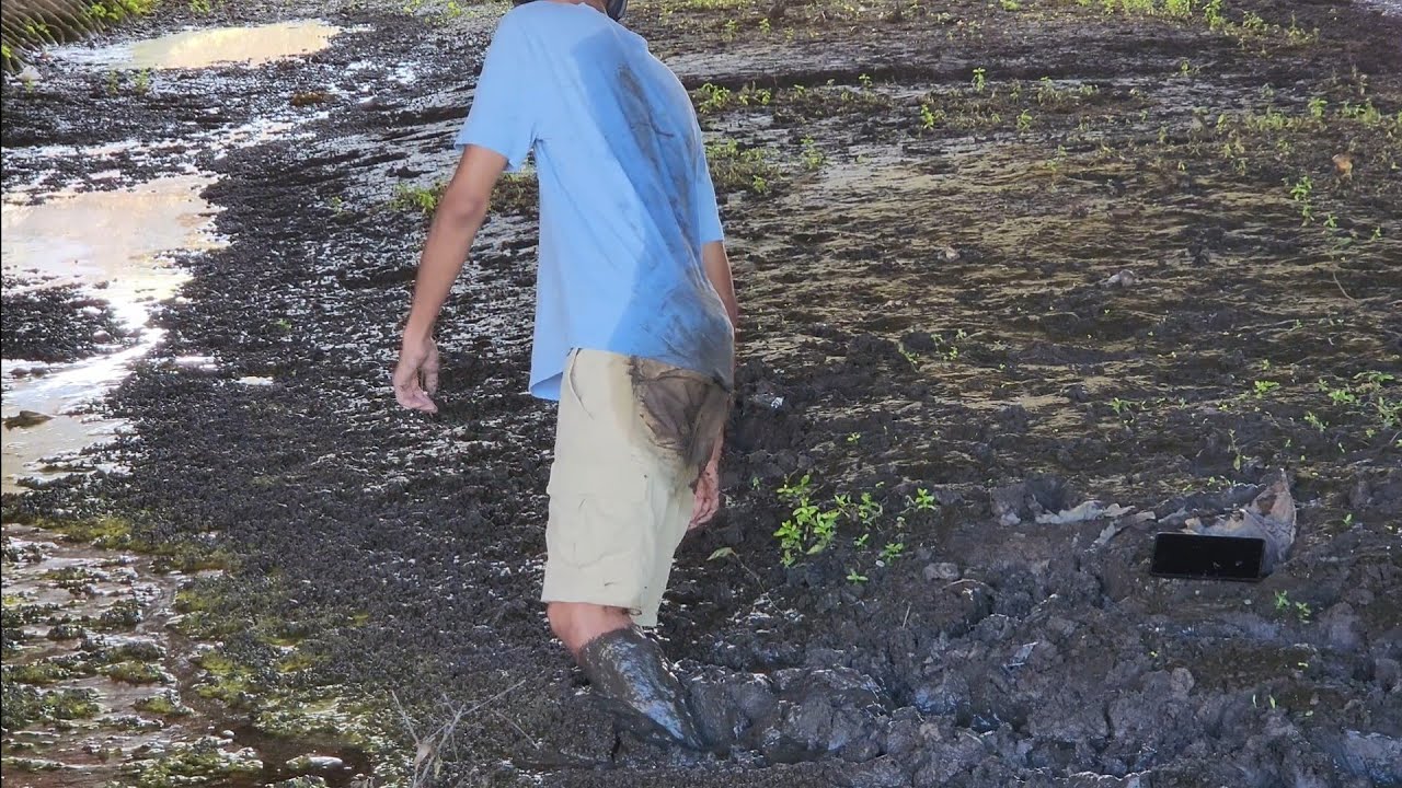Distracted gamer gets stuck in deep, thick mud - YouTube