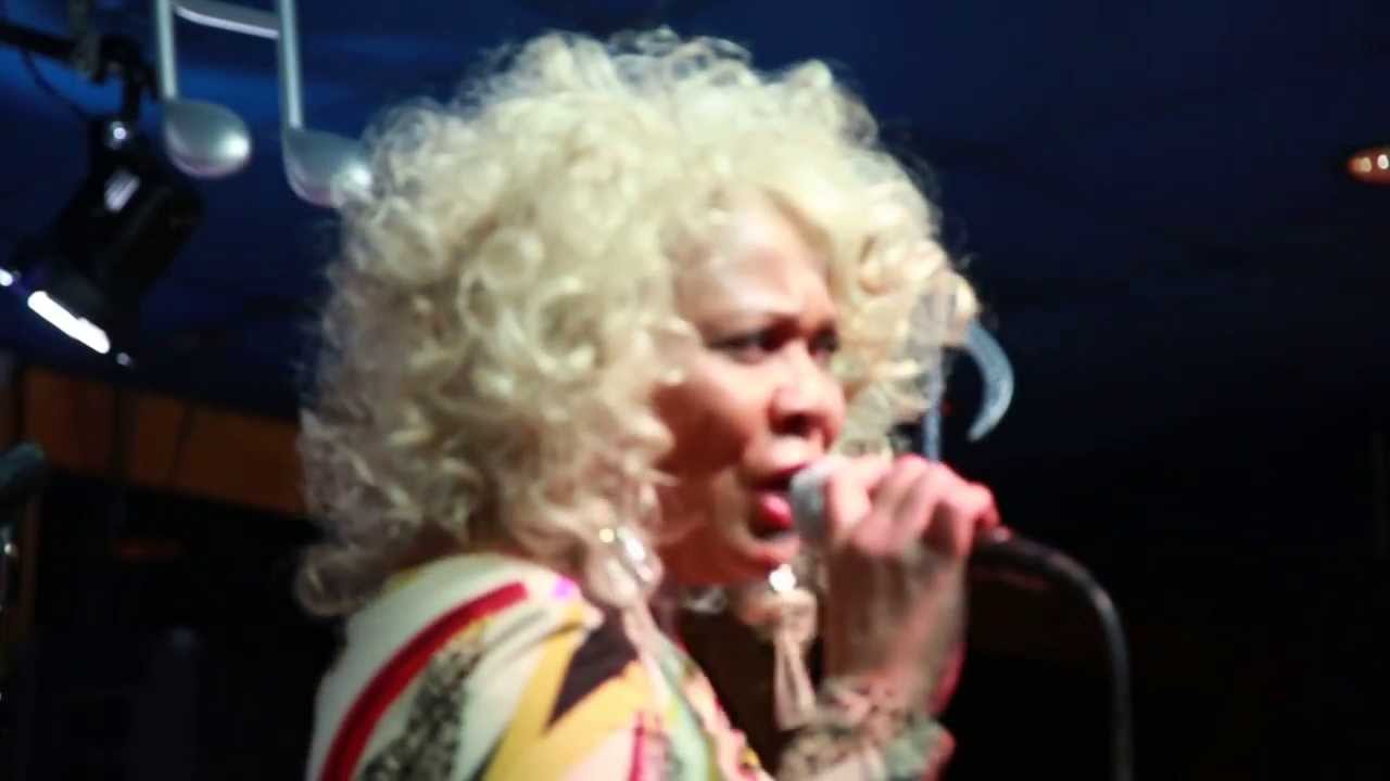 EV3A7395 Gloria Anderson on vocals with Mel Davis band at The Trumpets ...