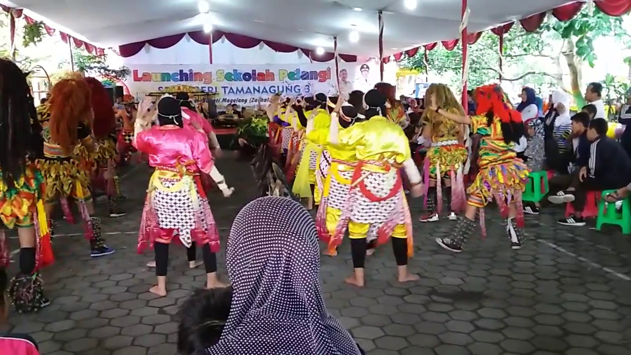 Jathilan "Laskar Bambu Runcing" SMA Muhammadiyah 1 Muntilan di Tamanagung - YouTube