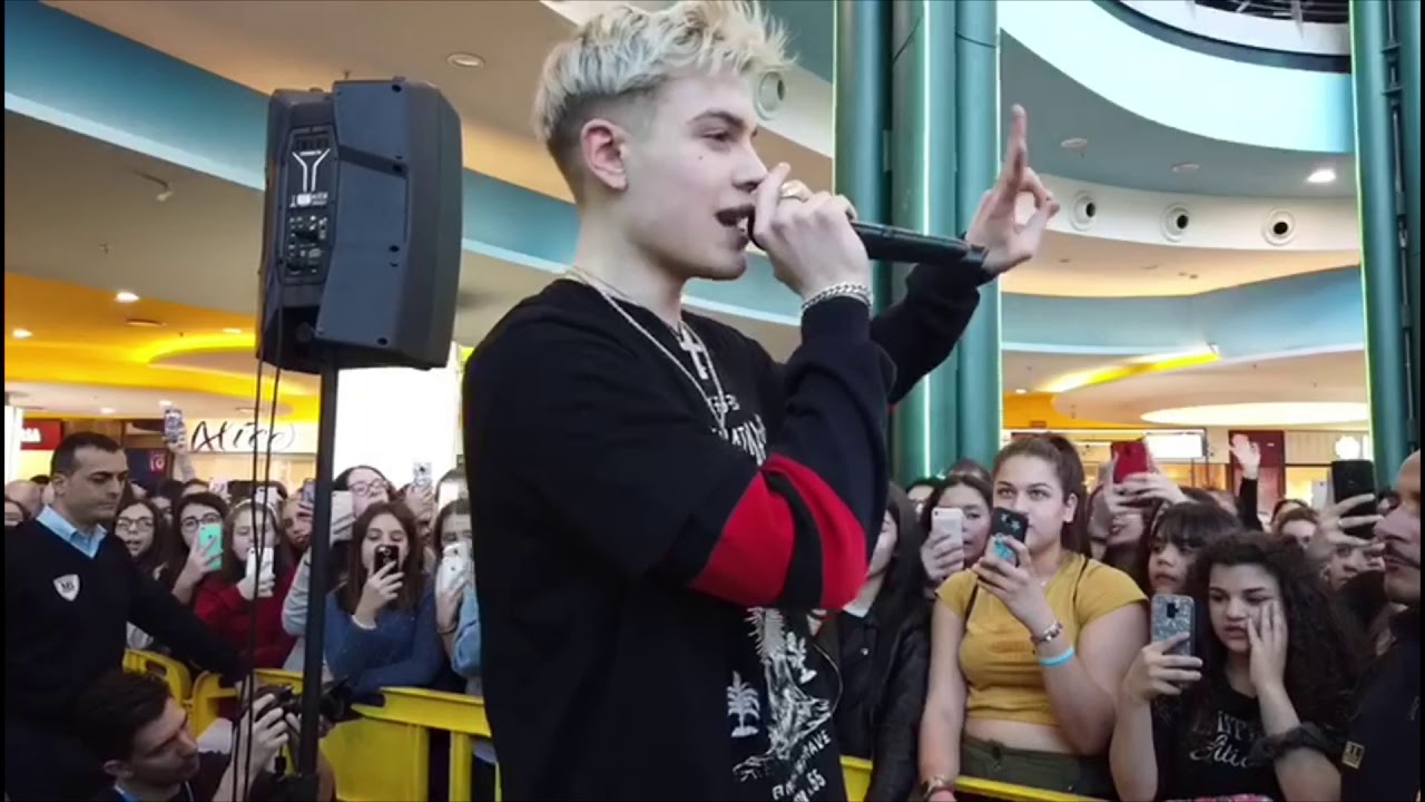 Biondo: firmacopie con Radio Bruno ai Petali di Reggio Emilia - YouTube