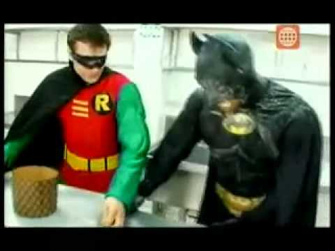 ESTO ES GUERRA 'AVENTURAS DE BATMAN Y ROBIN'  ELABORAN PANETONES PARA LOS NIÑOS