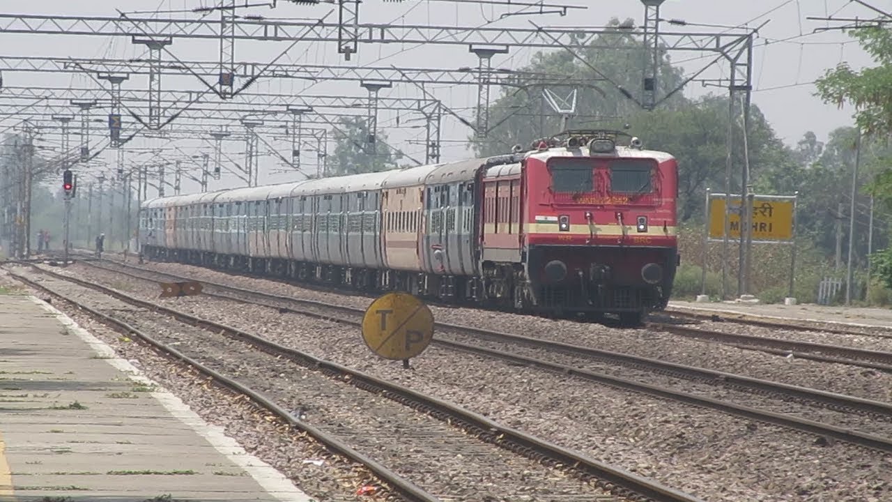 Delhi pathankot express 22429 rushing towards ambala railway station ...