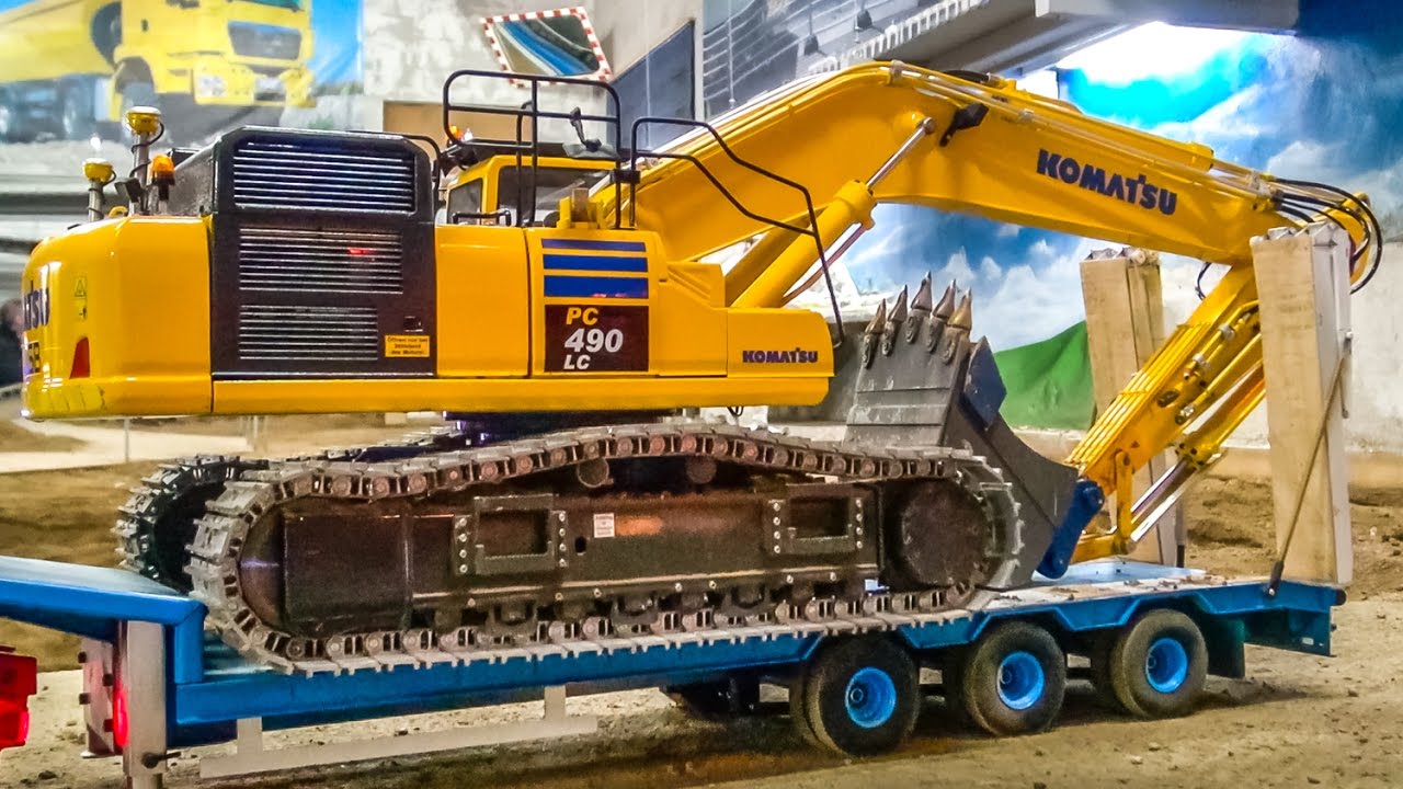 Truck excavator HEAVY transport and loading at the construction site ...