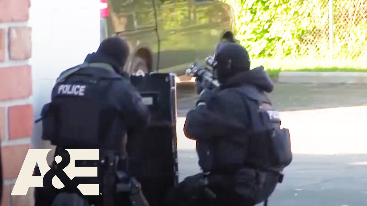 Detroit SWAT: TENSE Standoff with Barricaded Gunman | A&E - YouTube