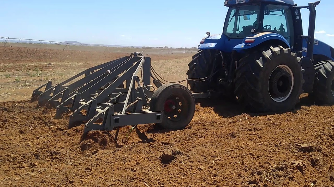 Subsolador caseiro onze hastes puxado por T8 385 Sada B.E.Agricultura ...