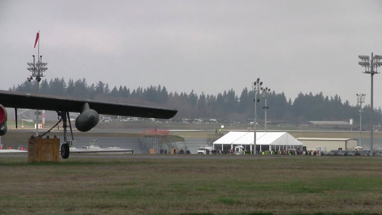 747-8 First Flight - YouTube