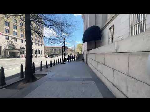 LIVE: Walking on the National Mall in Washington past the Smithsonian looking for a hot dog.