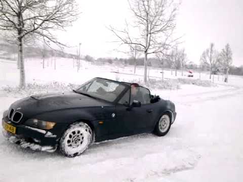 Drifting in snow BMW Z3 - YouTube