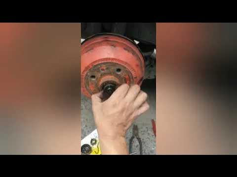 Ajustar frenos traseros de manera rápida en el chevy. - YouTube