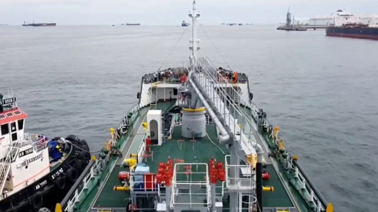 Proses sandar kapal di terminal loading - YouTube