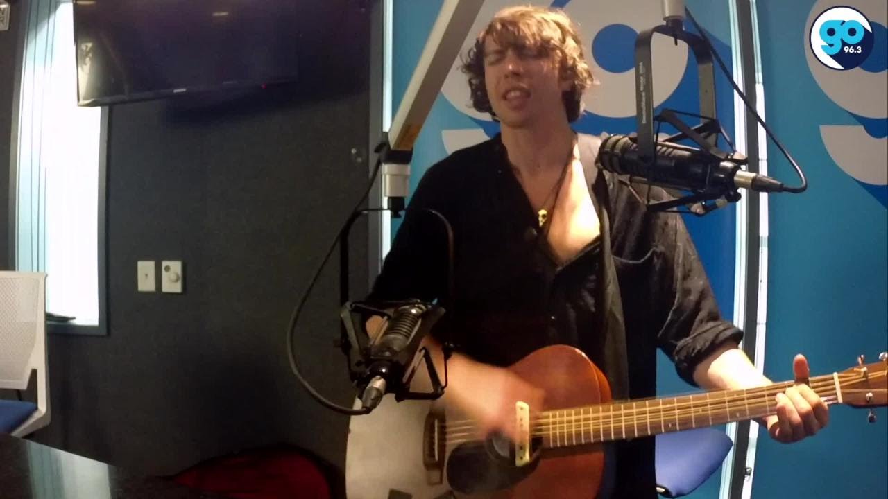 Barns Courtney "fire" Live - YouTube