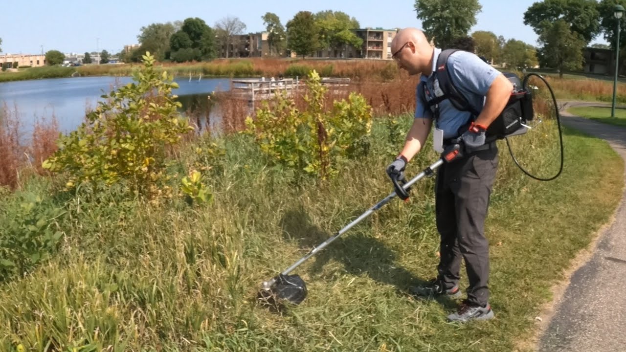 TORO's NEW Commercial Lawn Care Backpack Battery System - YouTube