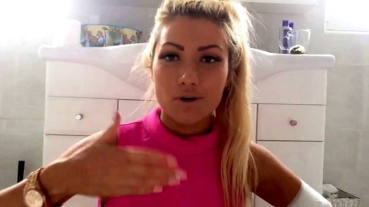 CLAUDIA WRIGHT | What's in My Bag? - YouTube