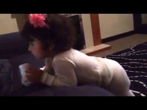 Crinuta cânta si danseaza cu mami si tati