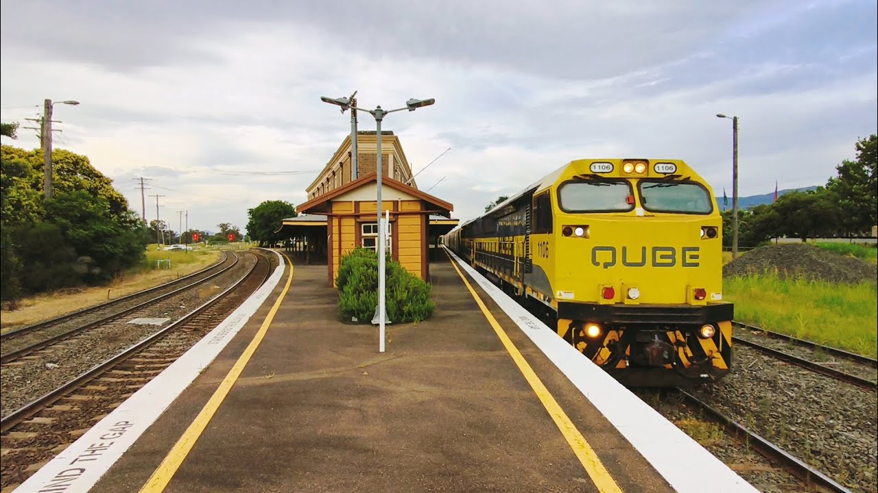 Qube Port botany intermodal freight train 1106 1107 at Werris Creek ...