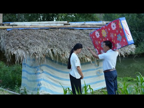A homeless single mother was given a warm mattress by a kind old man – during the Christmas season.