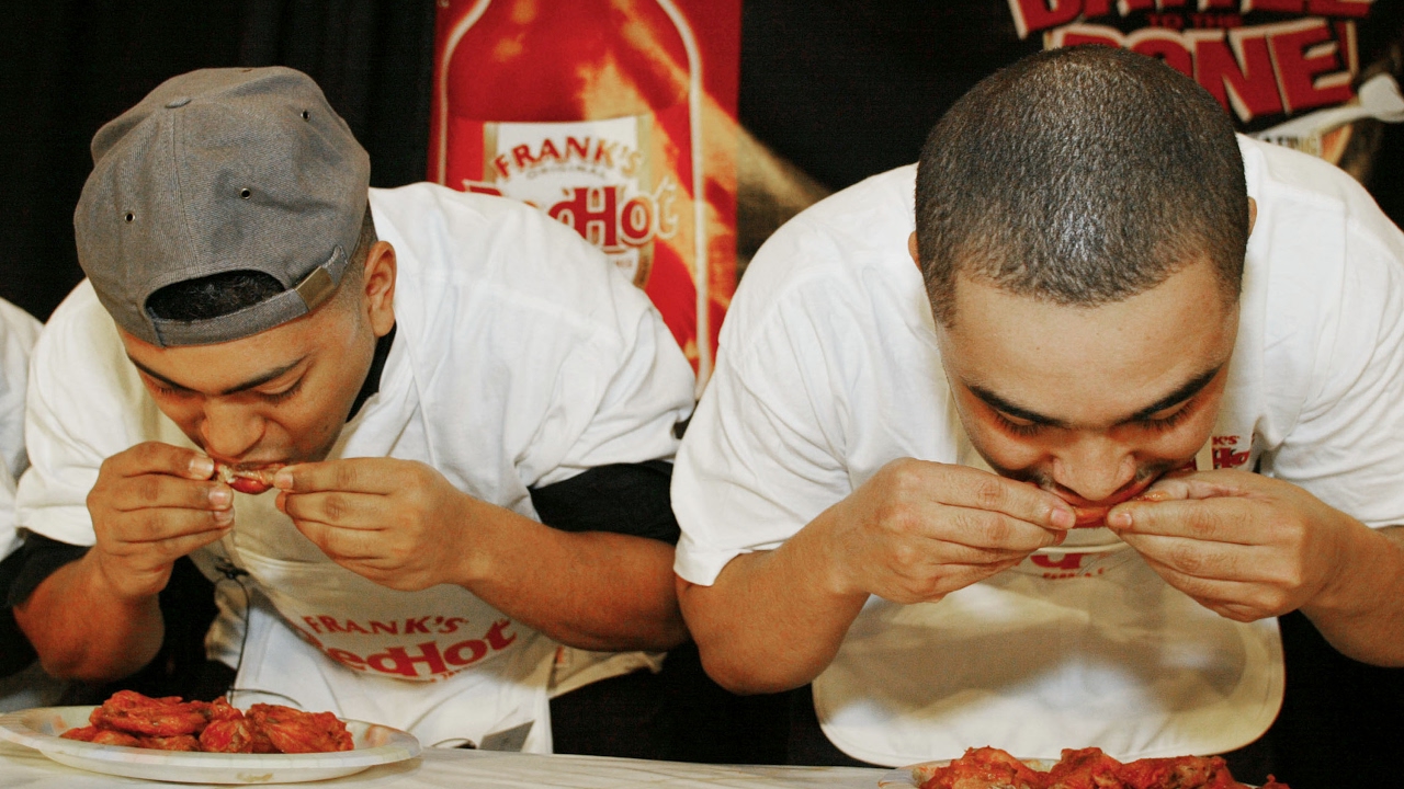 The most efficient way to eat chicken wings - YouTube