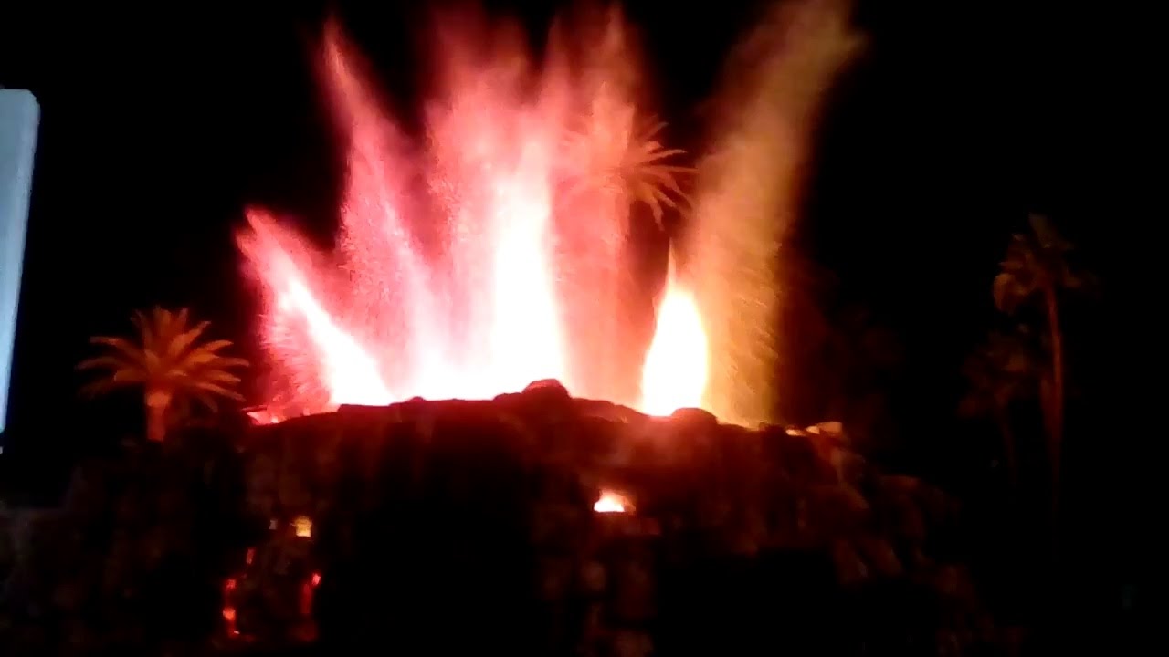 Volcano Erupting - Mirage LasVegas 2016 - YouTube